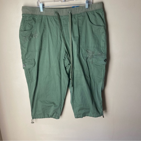 Terra & Sky | Pants & Jumpsuits | Terra Sky Olive Green Cargo Capris ...